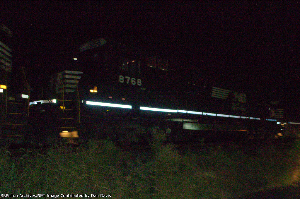NS C40-9 8768 trails on 25T
